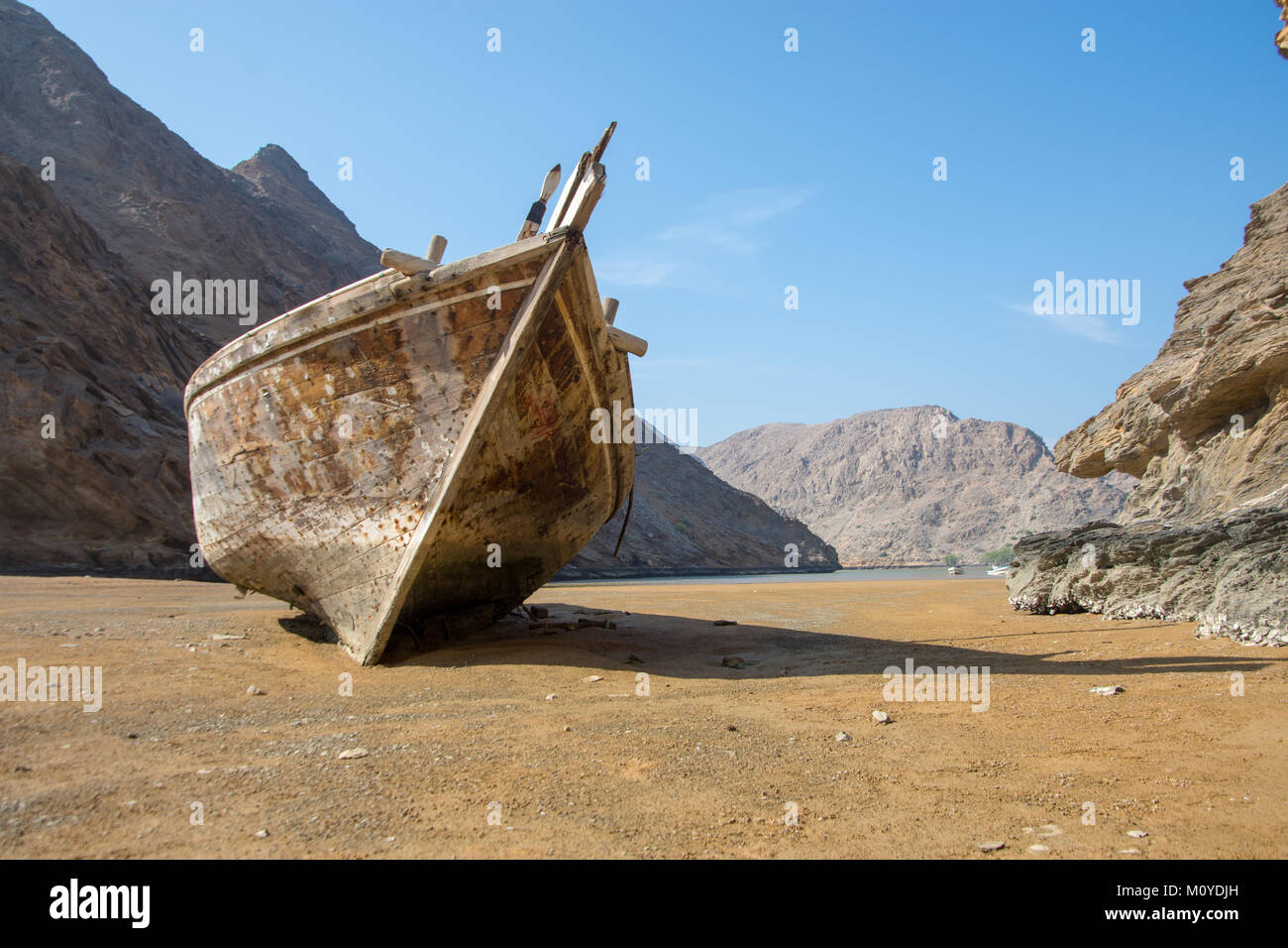 Old Arab boat (dhow Stock Photo - Alamy
