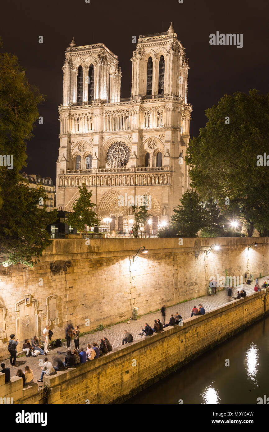 Side view notre dame cathedral paris hi-res stock photography and ...