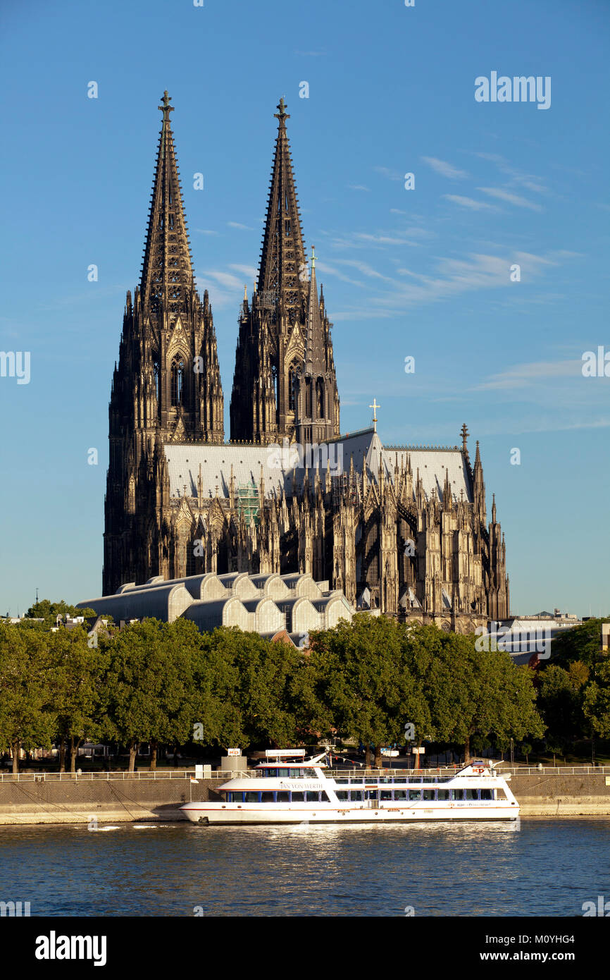 Germany, Cologne, view across the river Rhine to the gothic cathedral ...