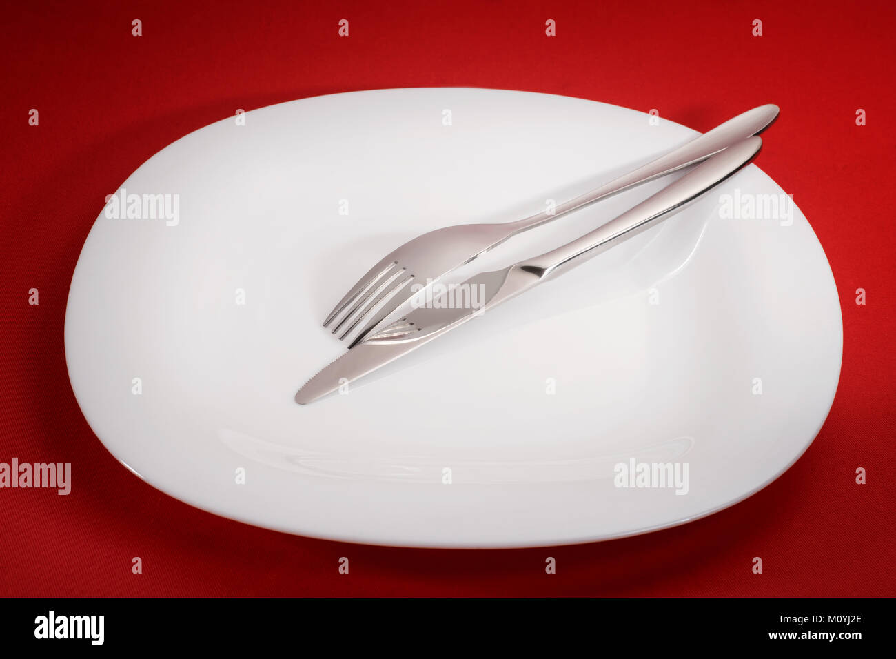 Empty plate knife and fork hi-res stock photography and images - Alamy