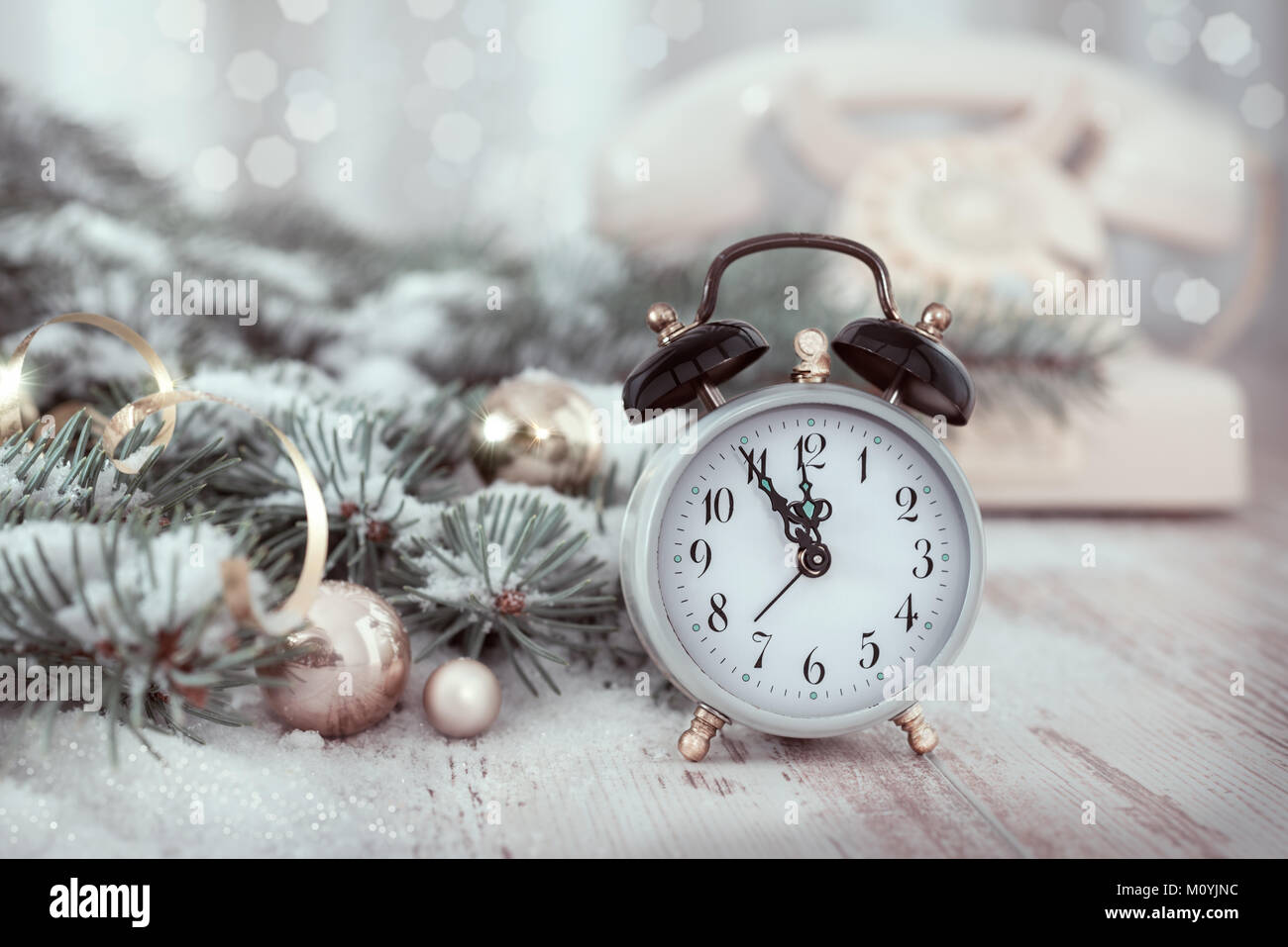 Clock showing midnight hi-res stock photography and images - Alamy