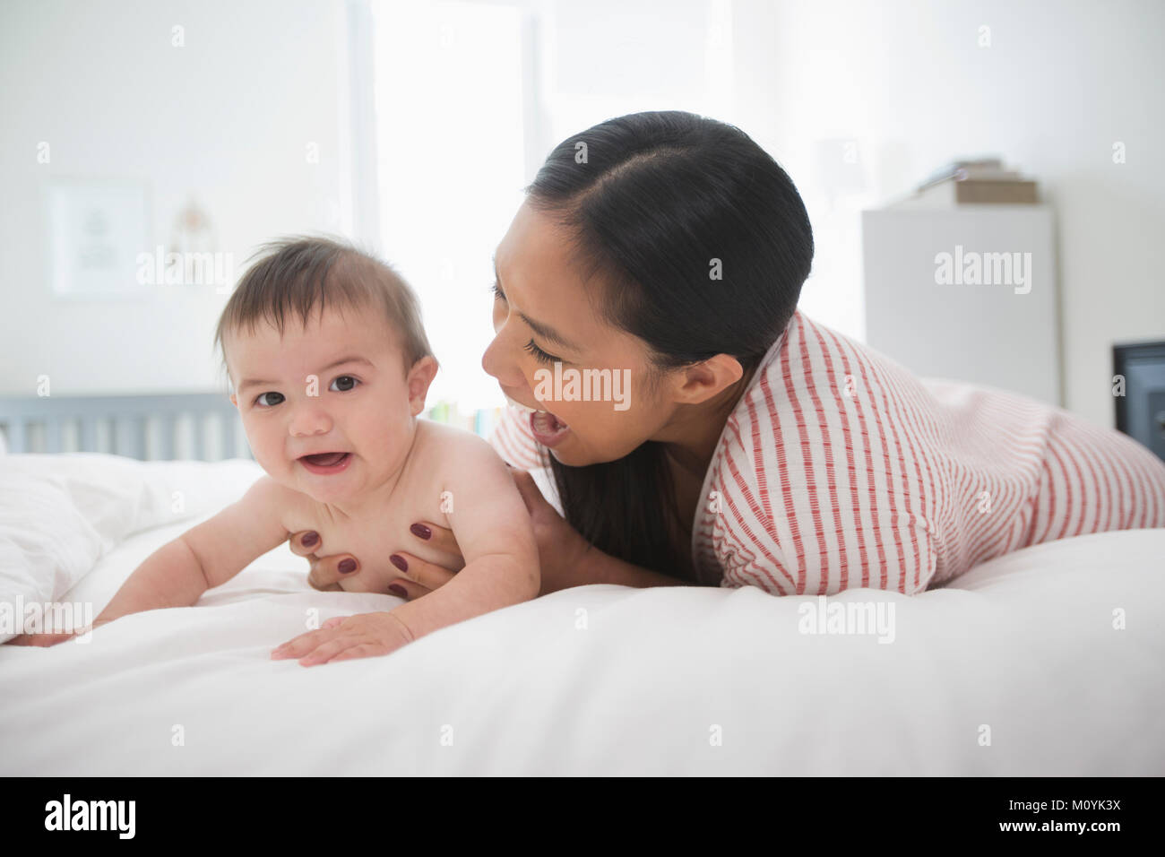 Children family bed hi-res stock photography and images - Alamy