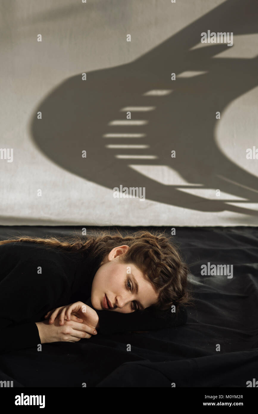 Human shadow wall hi-res stock photography and images - Alamy