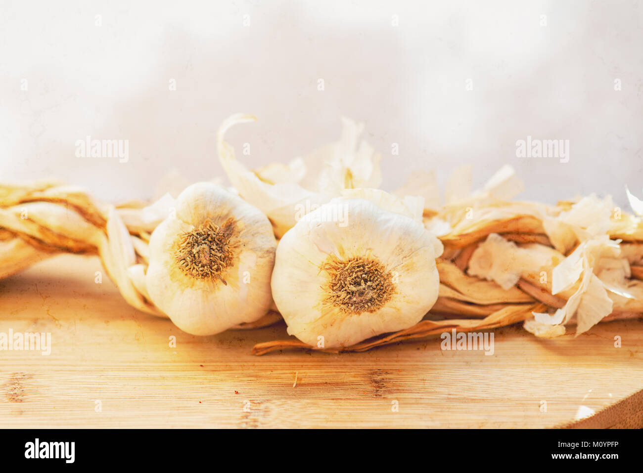 Closeup of fresh garlic bulbs Stock Photo - Alamy