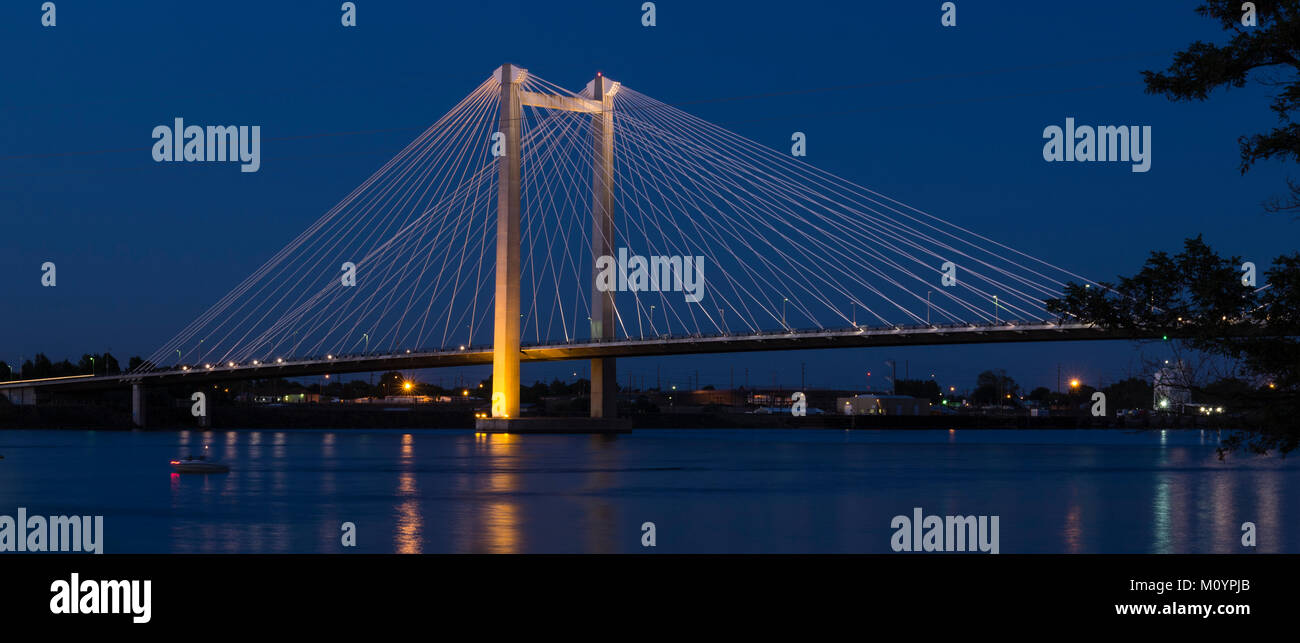 The Ed Hendler Bridge across the Columbia river spans the river between ...