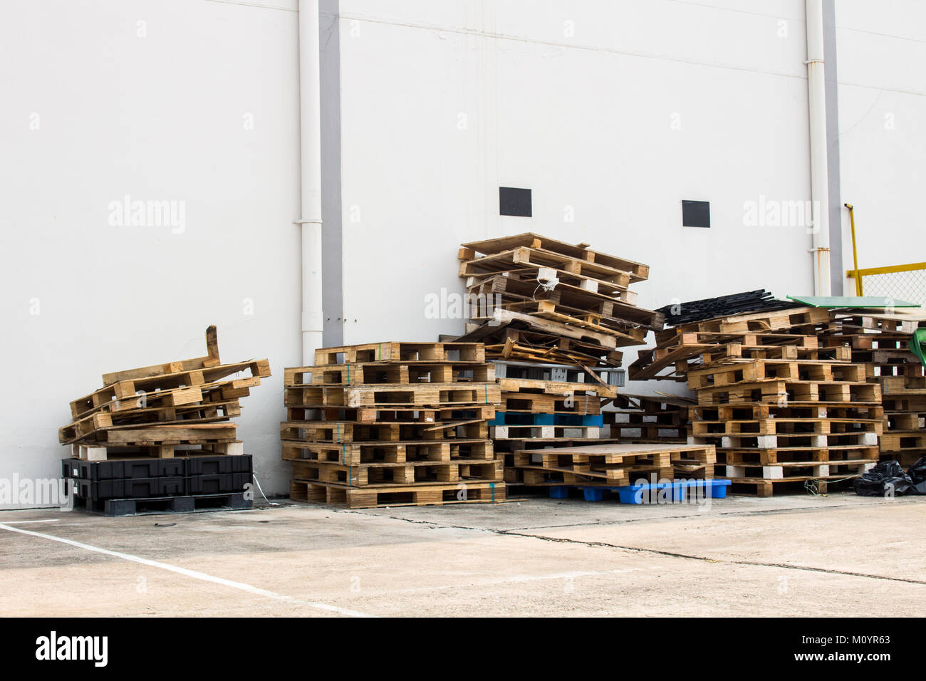 The old wood pallets, Stacks of old pallets Stock Photo - Alamy