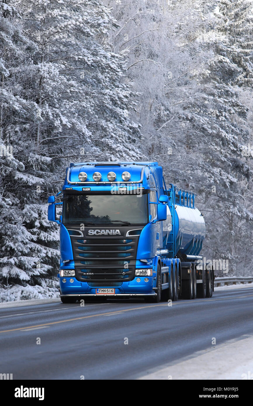 Blue hgv truck lorry hi-res stock photography and images - Alamy
