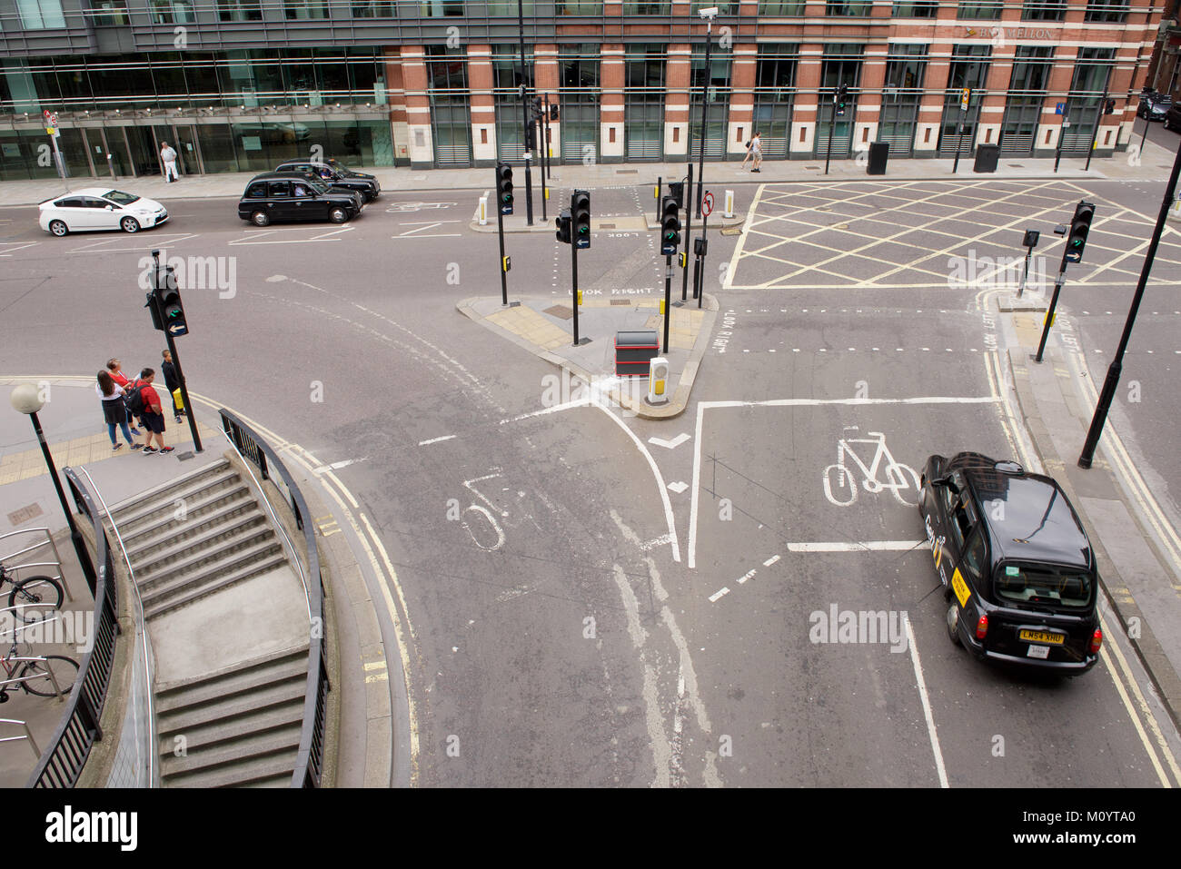 Traffic lights and vehicles at Queen Victoria Street in London Stock ...