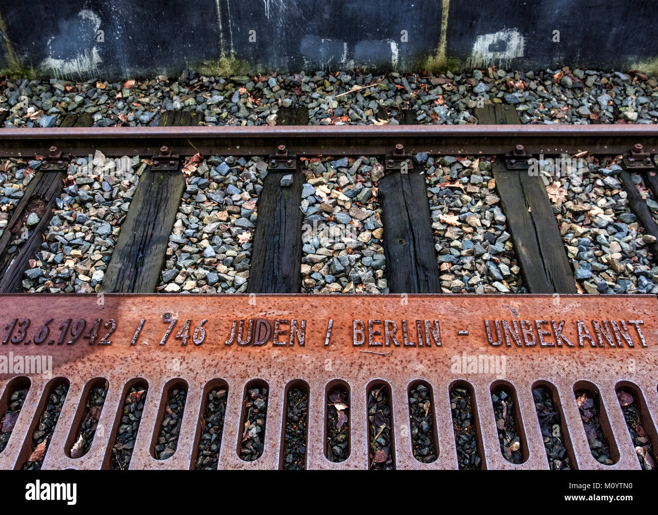 Berlin-Grunewald station.Deutsche Bahn Gleis 17 (Platform 17 ...