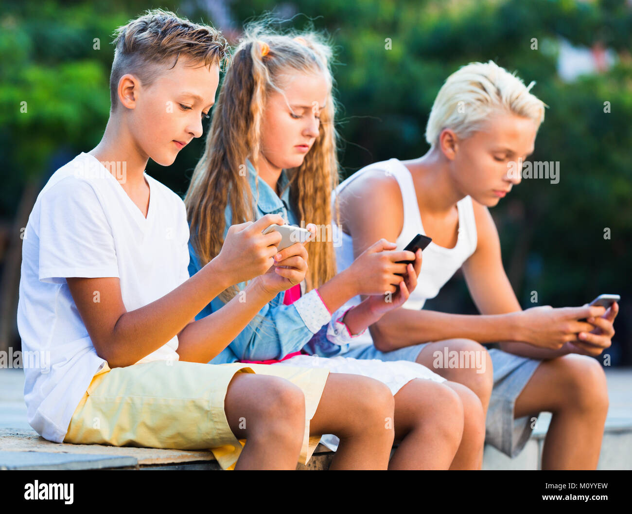 Children using mobile phones hi-res stock photography and images - Alamy