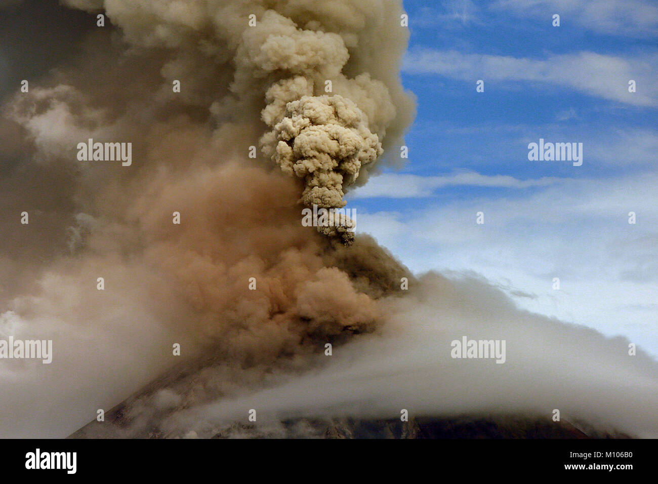 Albay, Philippines. 25th Jan, 2018. Huge plumes of smoke are seen as ...