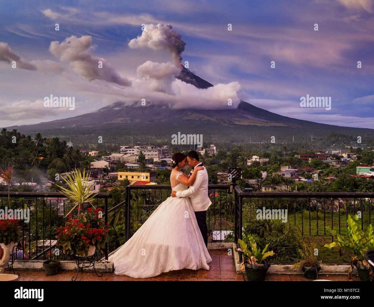 Mayon volcano wedding hi-res stock photography and images - Alamy