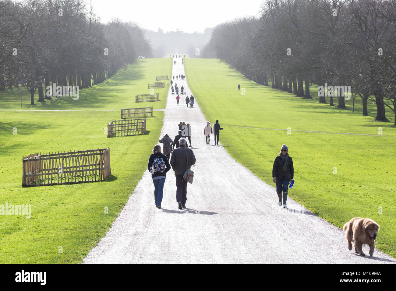 Windsor, UK. 25th January, 2018. Tourists and local residents enjoy the ...