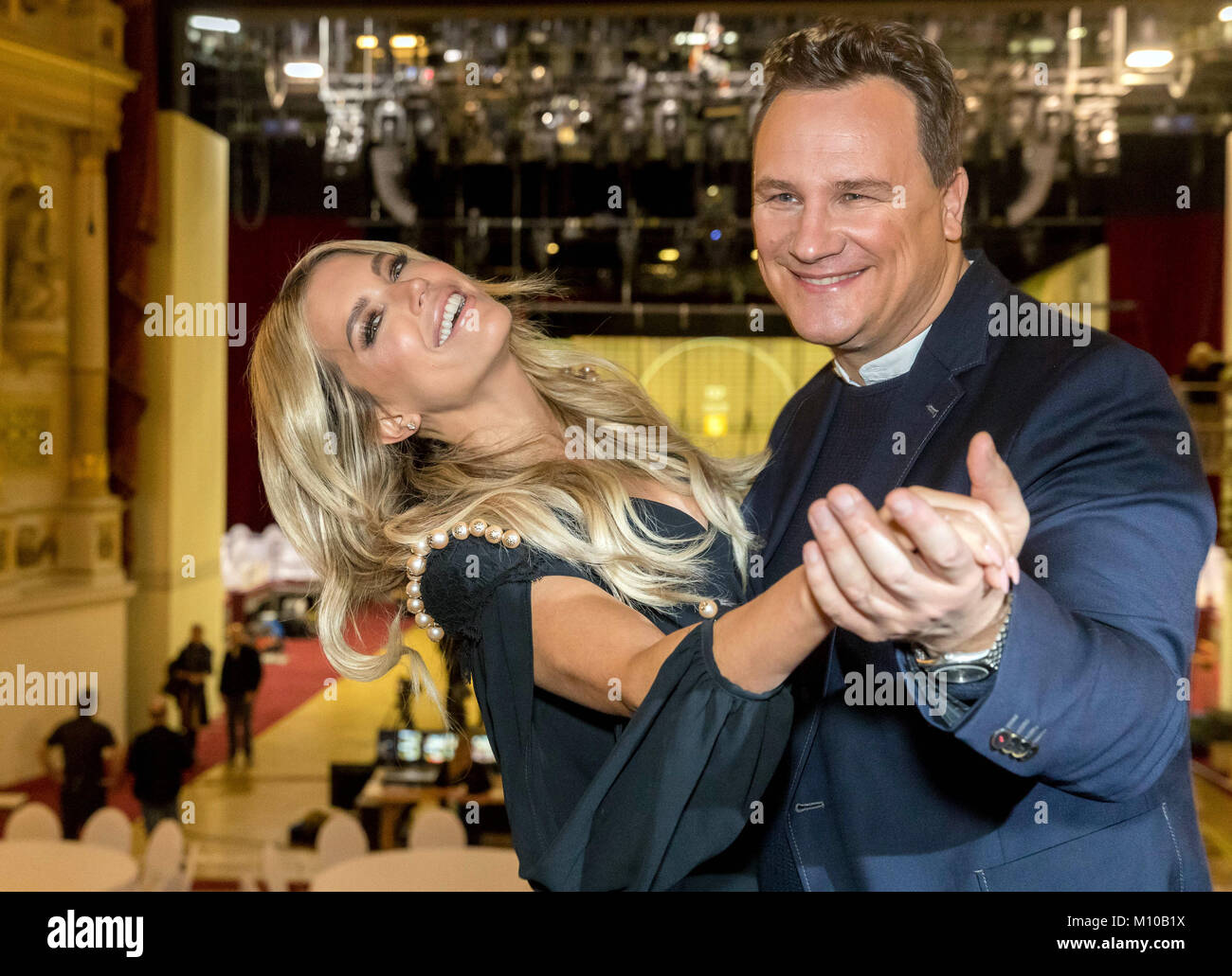 Dresden, Germany. 25th Jan, 2018. Moderator Sylvie Meis (L) and the ...
