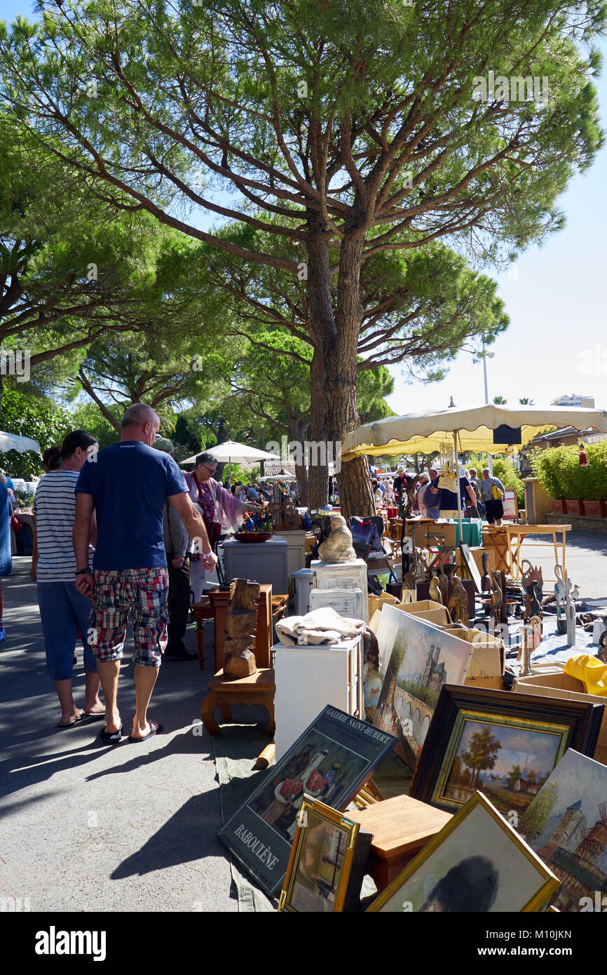 Open air flea market in St Maxime, France Stock Photo - Alamy