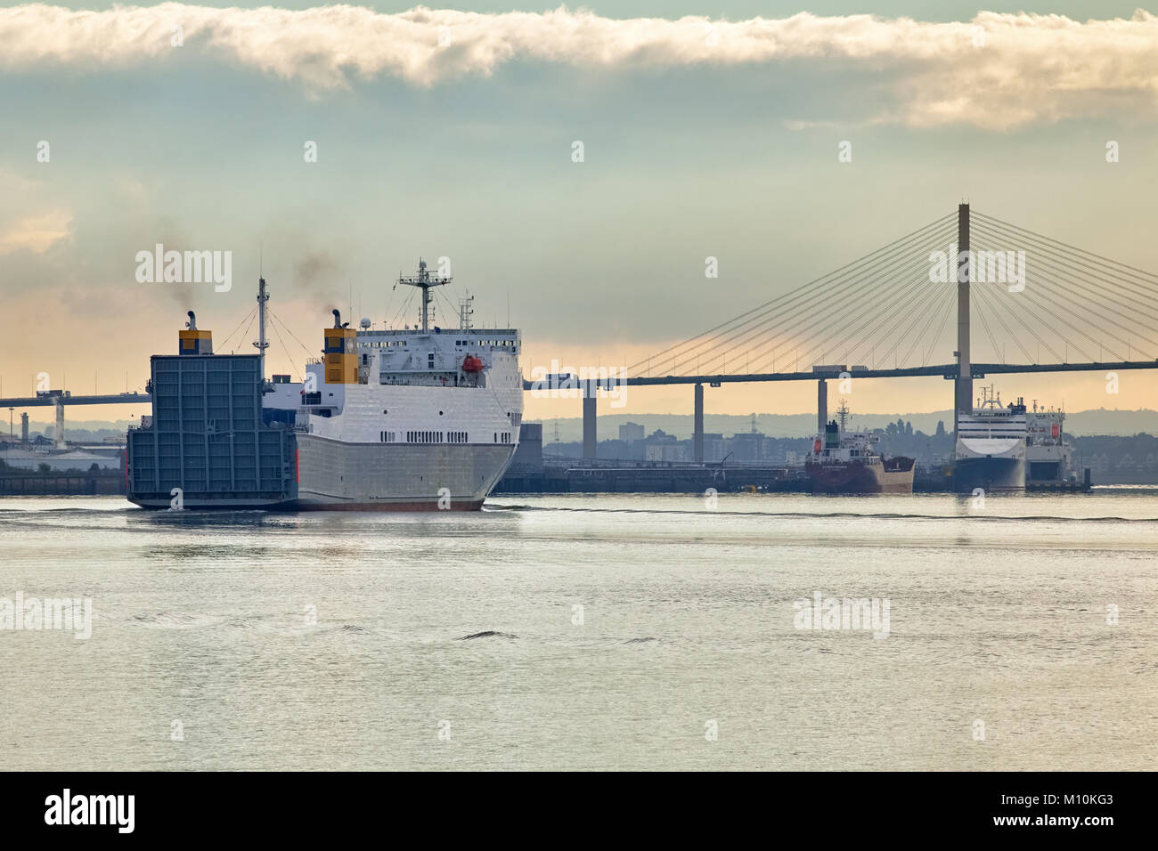 Large container ship side view hi-res stock photography and images - Alamy