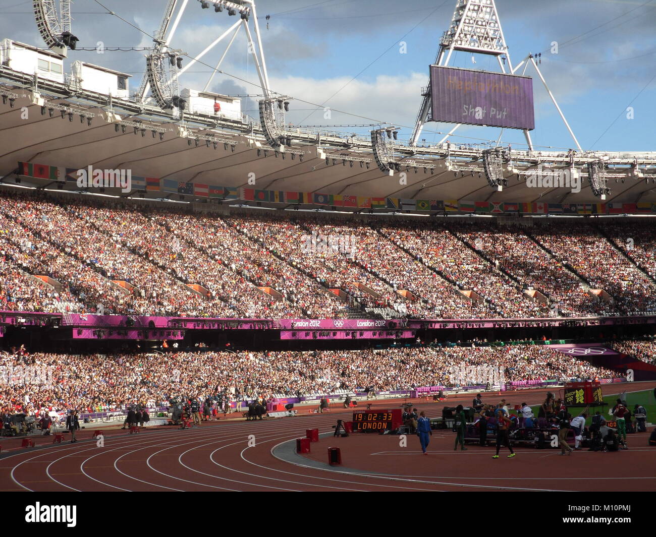 Stadium venue crowd hi-res stock photography and images - Alamy