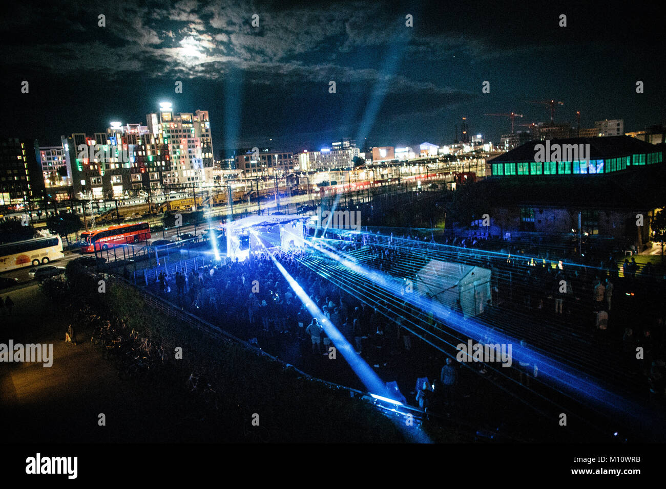 Night club goers hi-res stock photography and images - Alamy