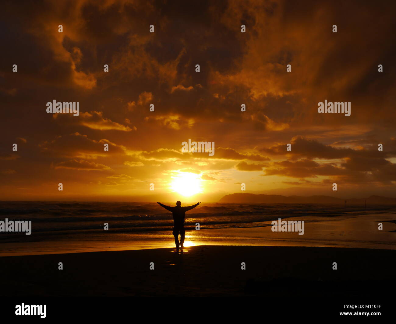 Man and ocean hi-res stock photography and images - Alamy