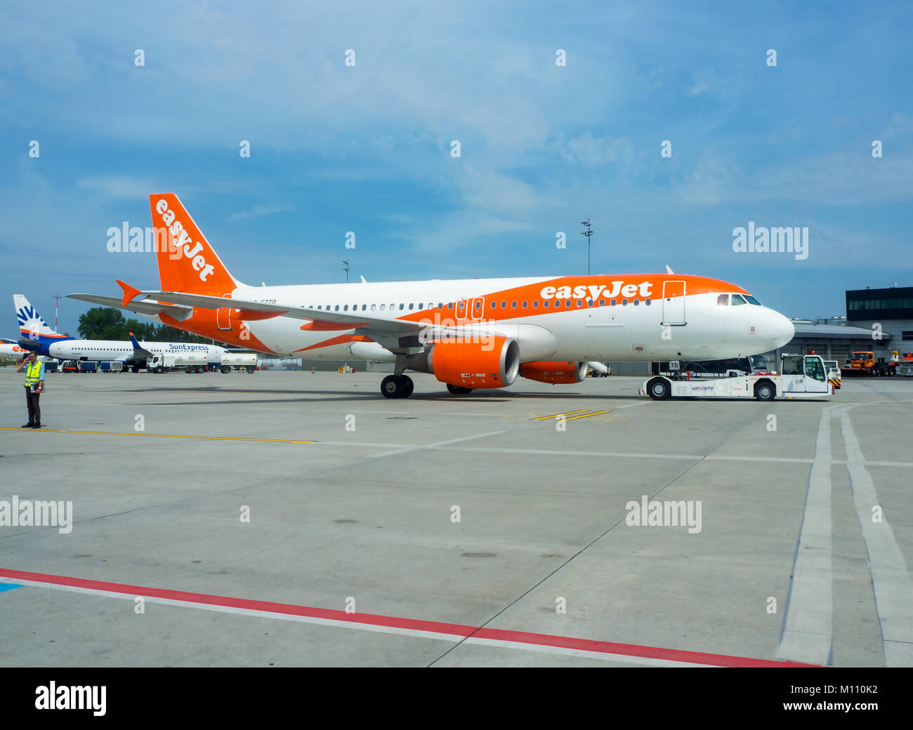 Pushback plane hi-res stock photography and images - Alamy
