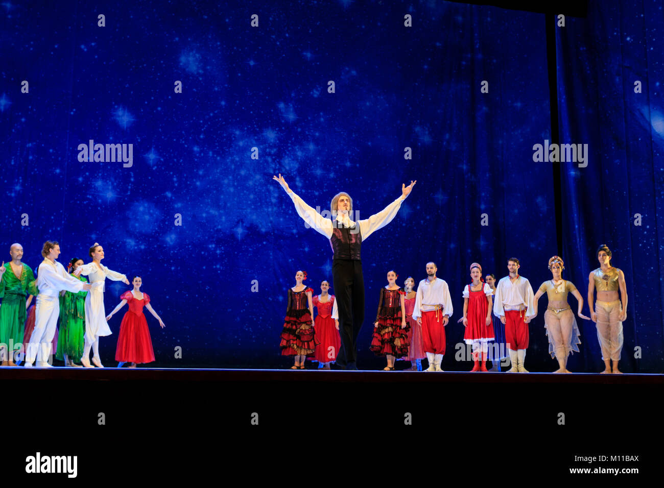 Theater actors audience applause hi-res stock photography and images ...