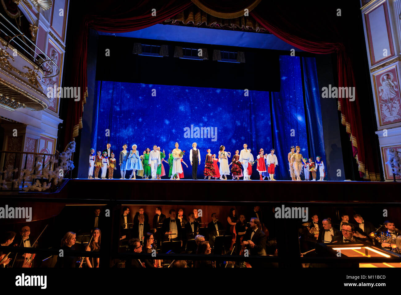 Theater actors audience applause hi-res stock photography and images ...