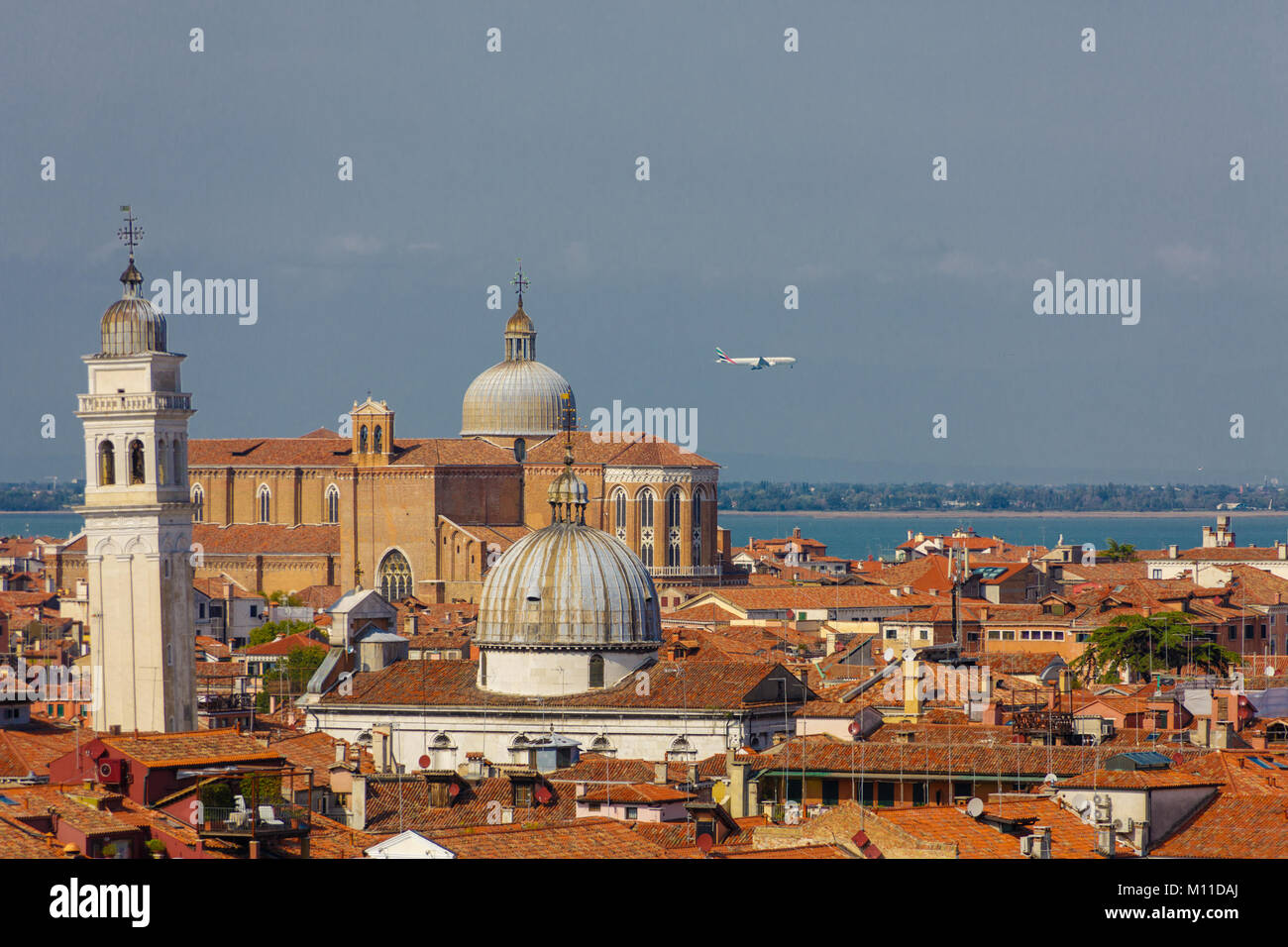 Plane city skyline hi-res stock photography and images - Alamy