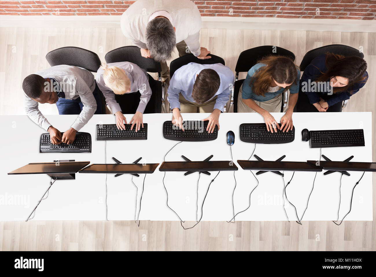 College students computer class hi-res stock photography and images - Alamy