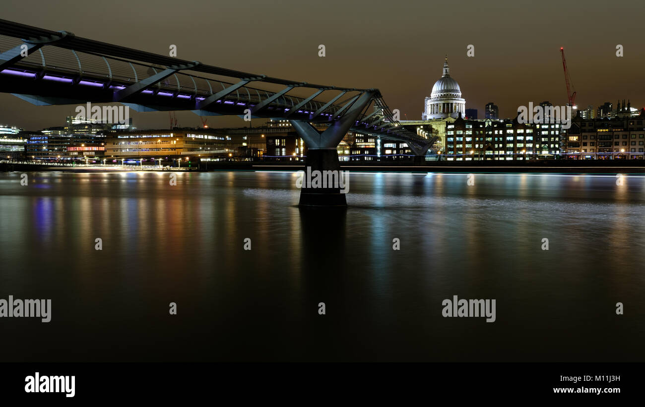 River thames in london at night hi-res stock photography and images - Alamy