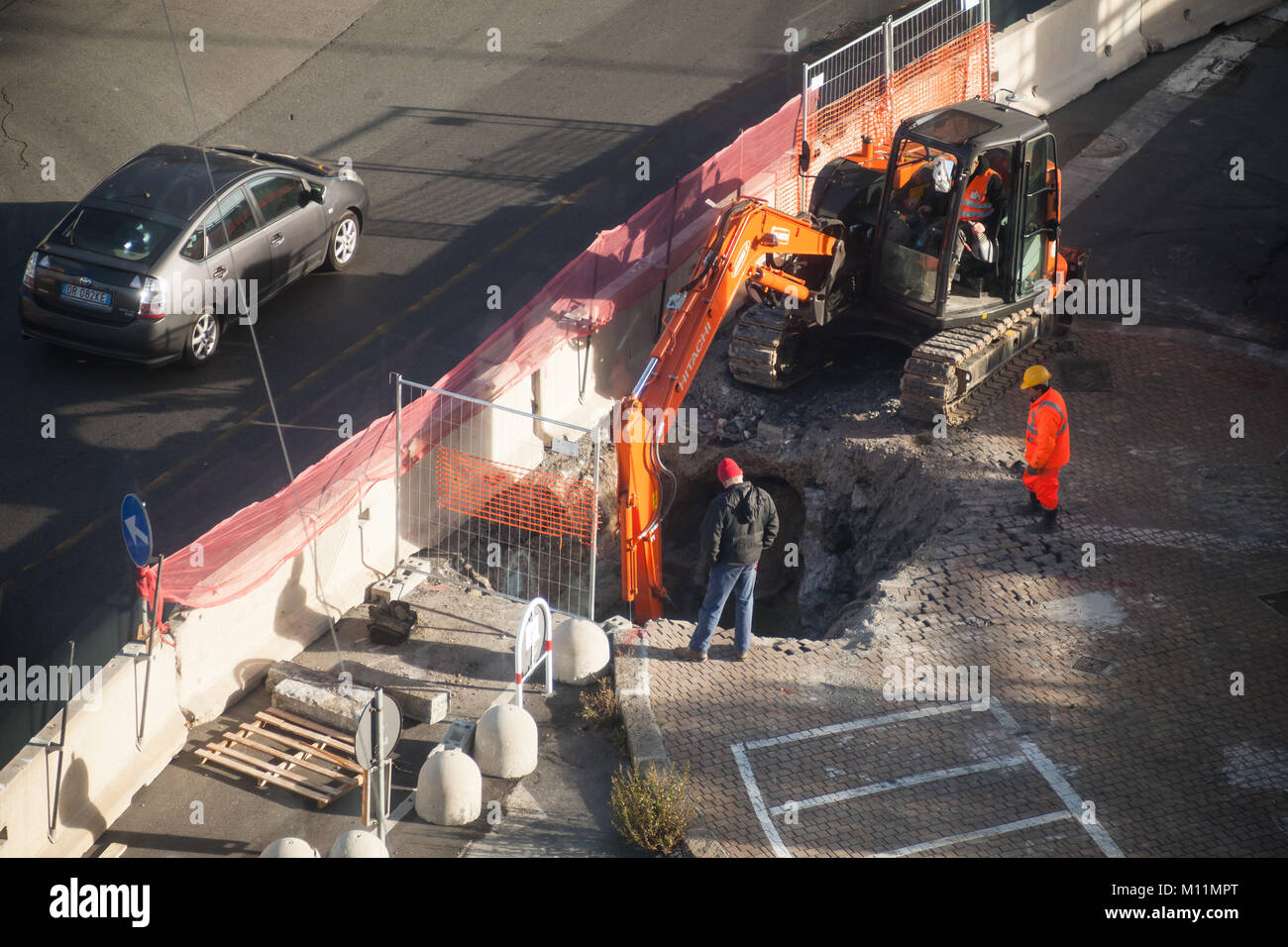 Construction workers dig hole in hi-res stock photography and images ...