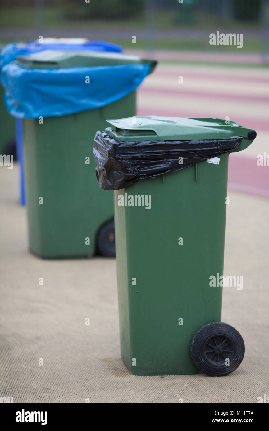Trashcan icon green hi-res stock photography and images - Alamy