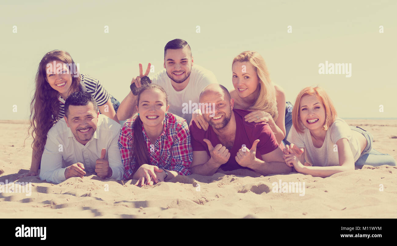 Happy colleagues having summer corporate party at beach Stock Photo - Alamy
