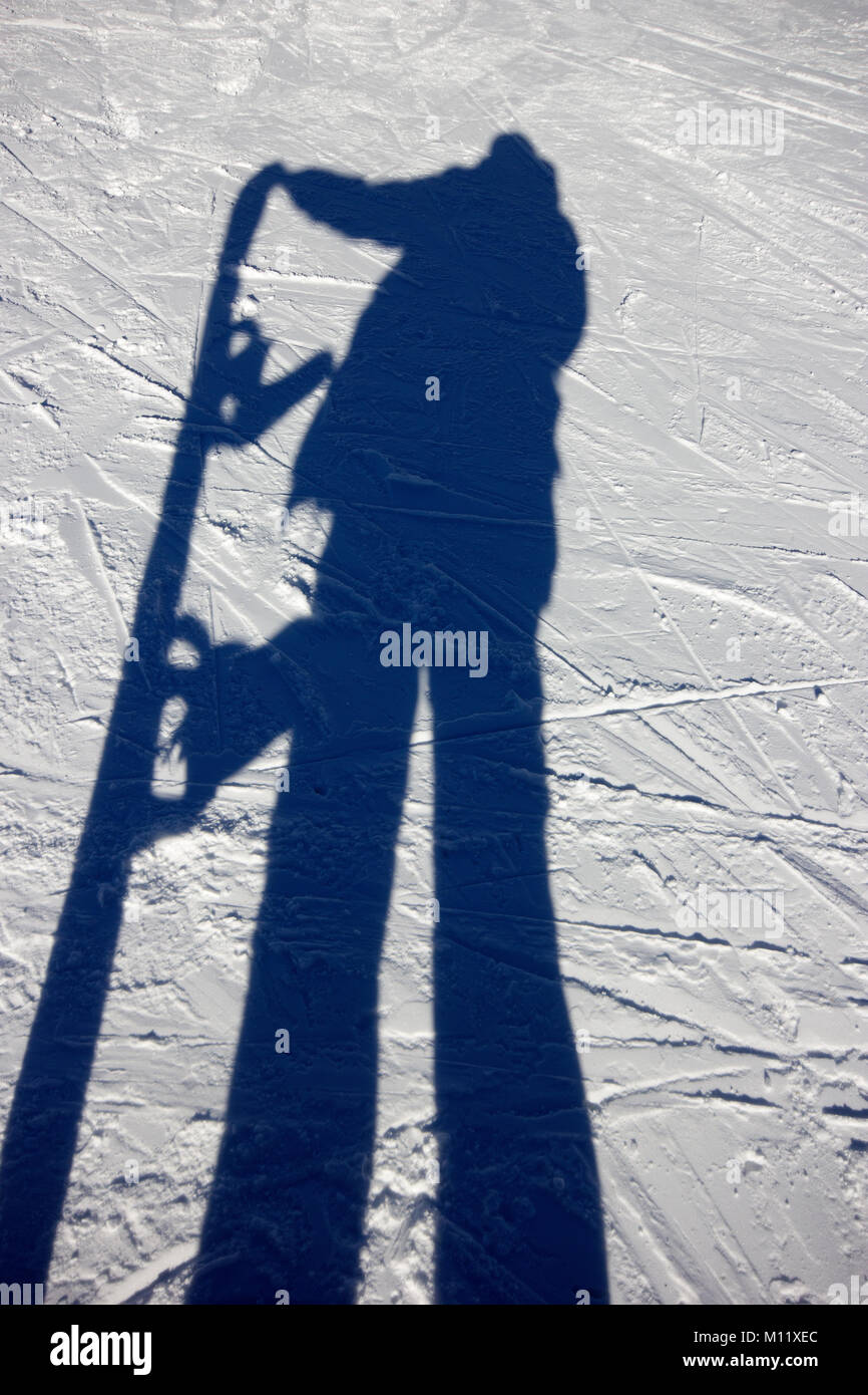 Skiing silhouette hi-res stock photography and images - Alamy