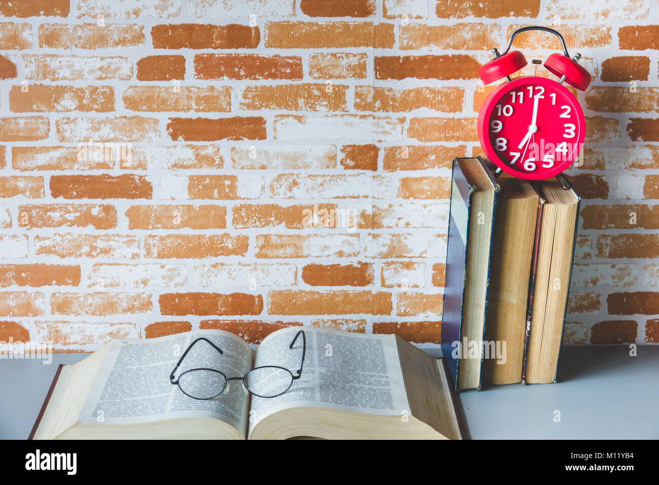 Open book on table hi-res stock photography and images - Alamy