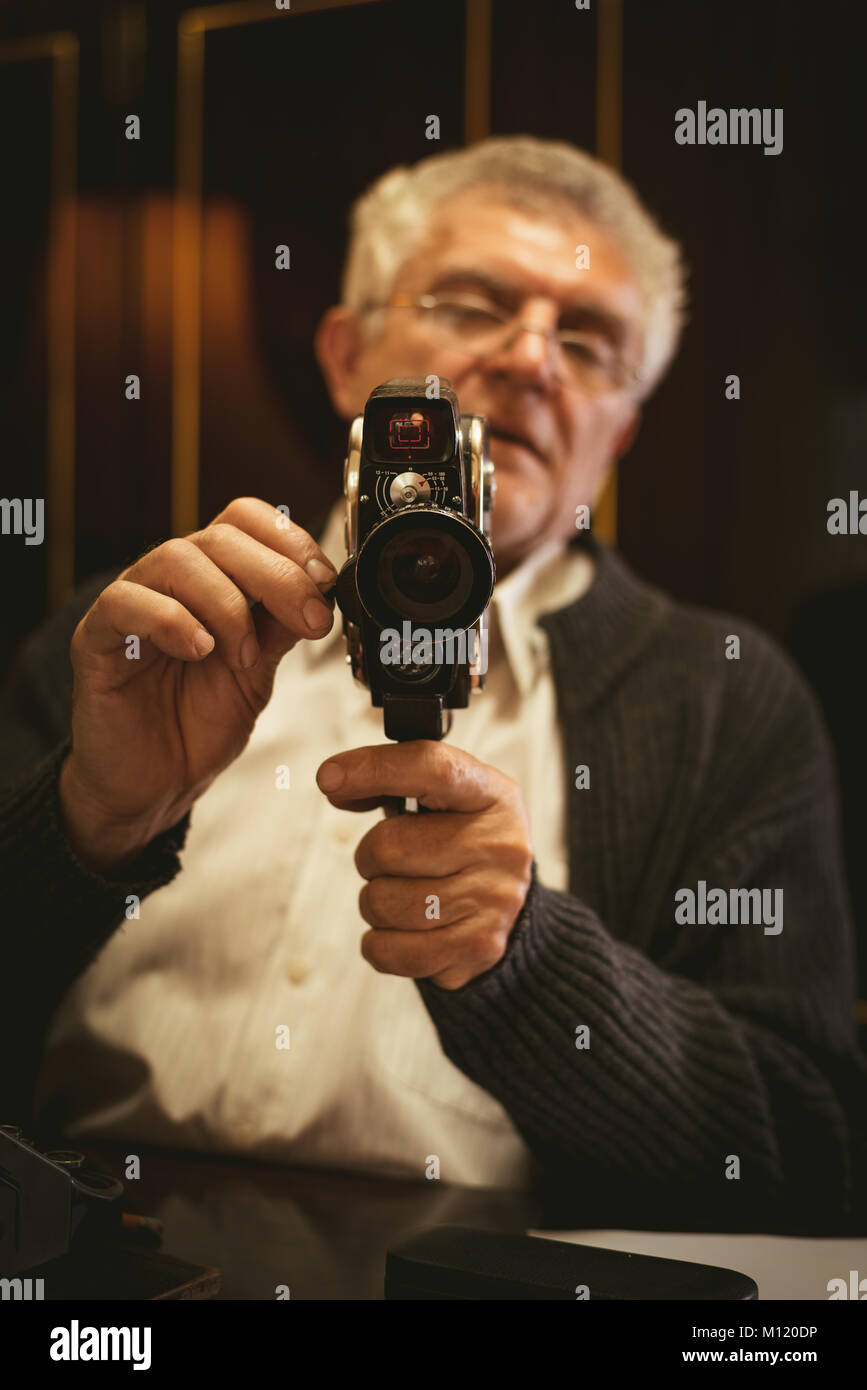 Old fashioned movie camera hi-res stock photography and images - Alamy