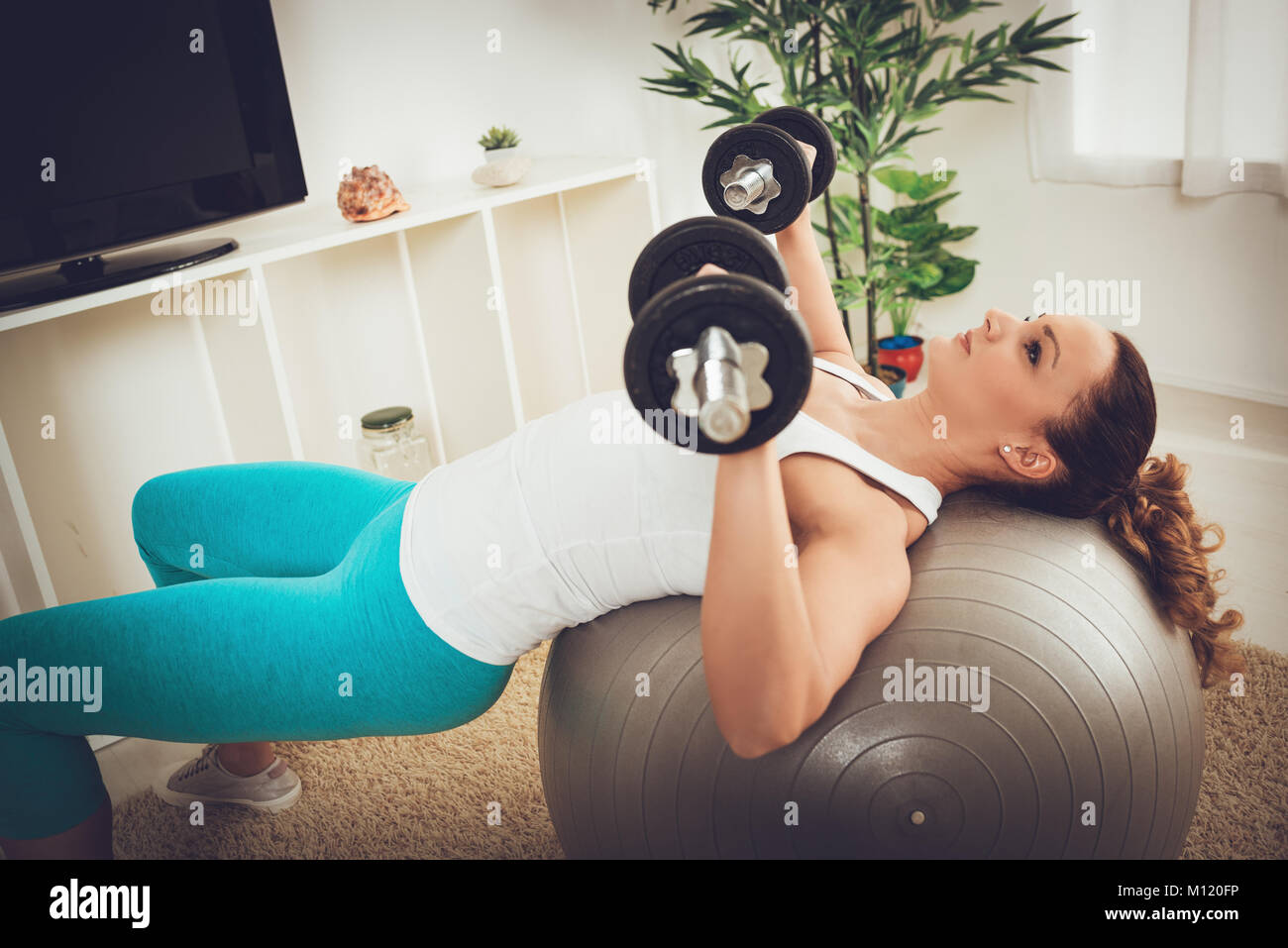 Muscular beautiful girl doing hi-res stock photography and images - Alamy