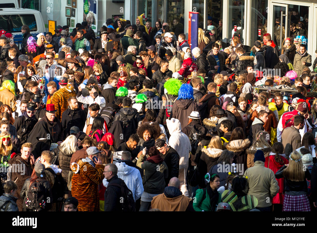 Menschenansammlung hi-res stock photography and images - Alamy