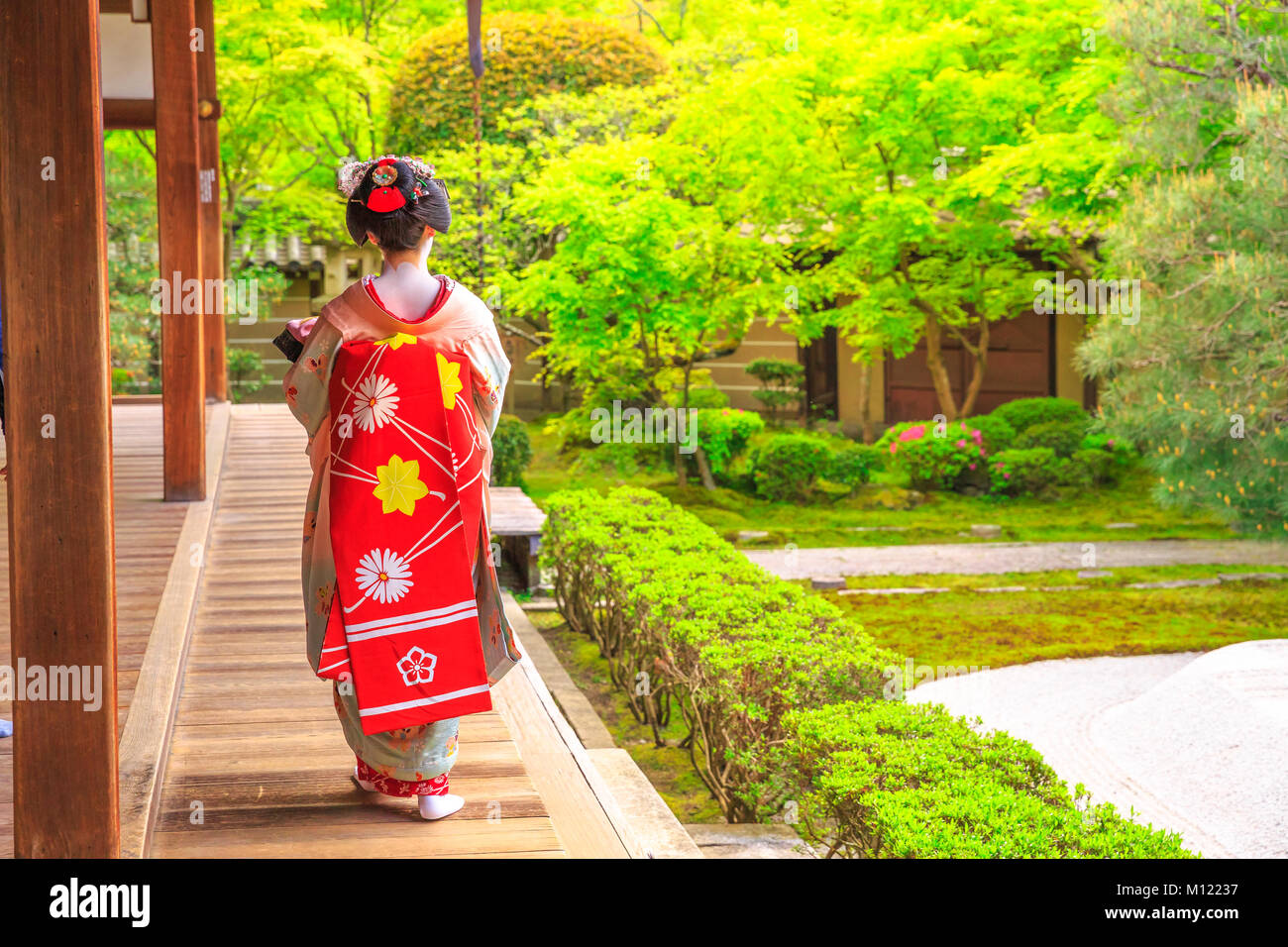 Buddhist temple woman hi-res stock photography and images - Alamy