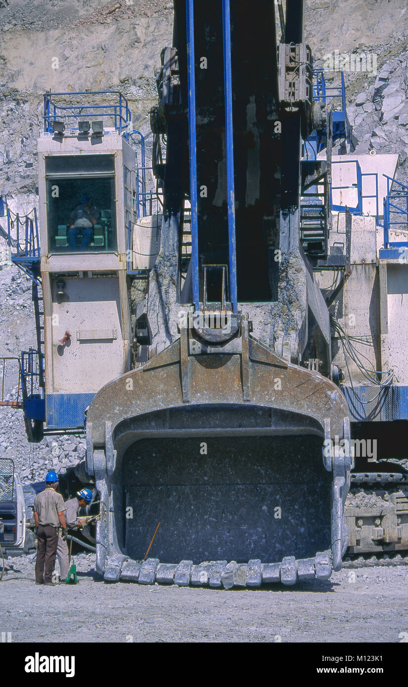 Open pit copper mining operations and workers in the American West ...