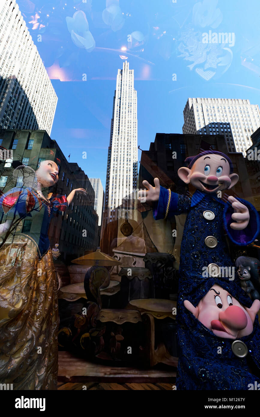 Holiday windows fifth avenue hi-res stock photography and images - Alamy