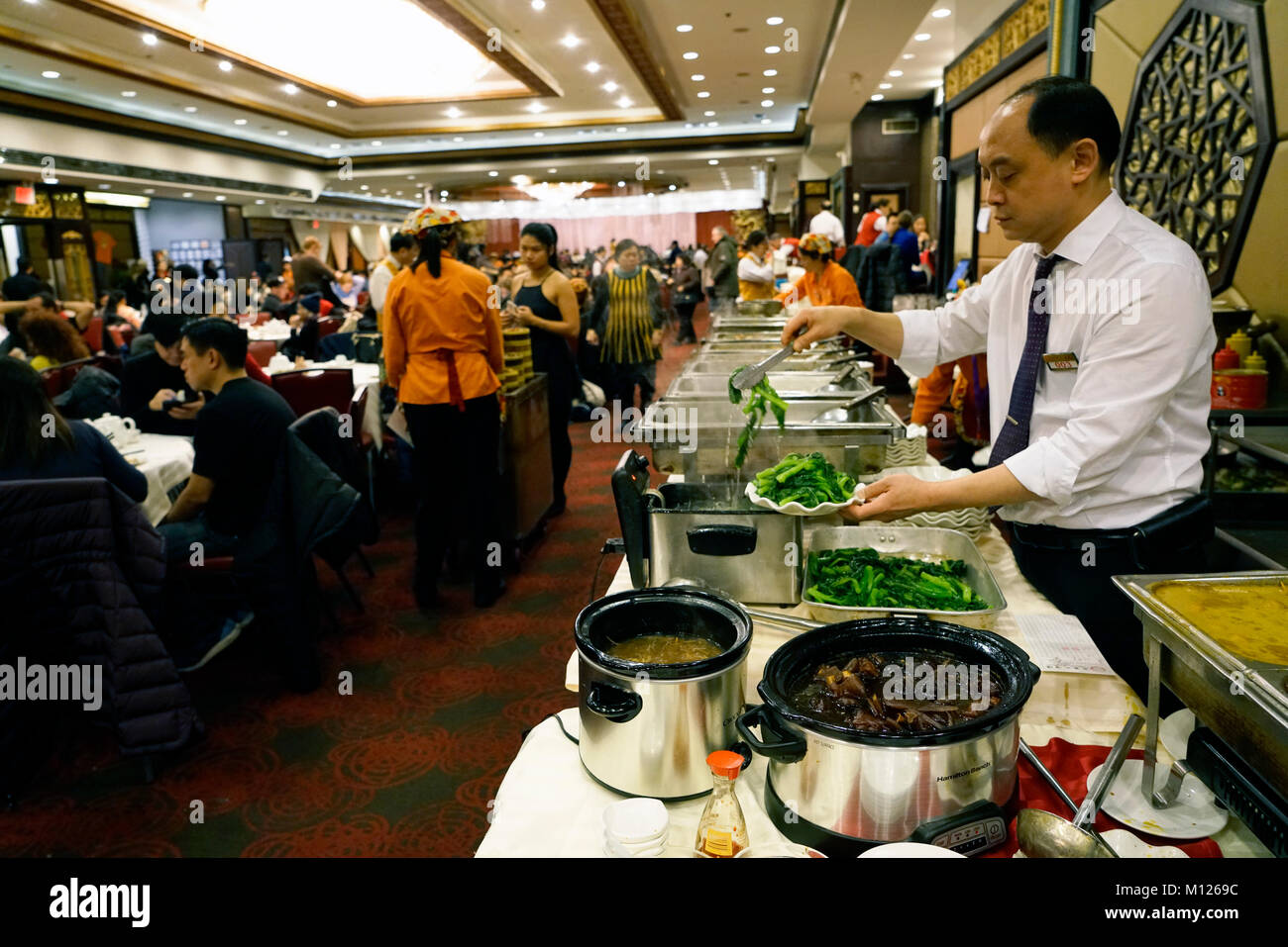 Crowded Restaurant Stock Photos & Crowded Restaurant Stock Images - Alamy