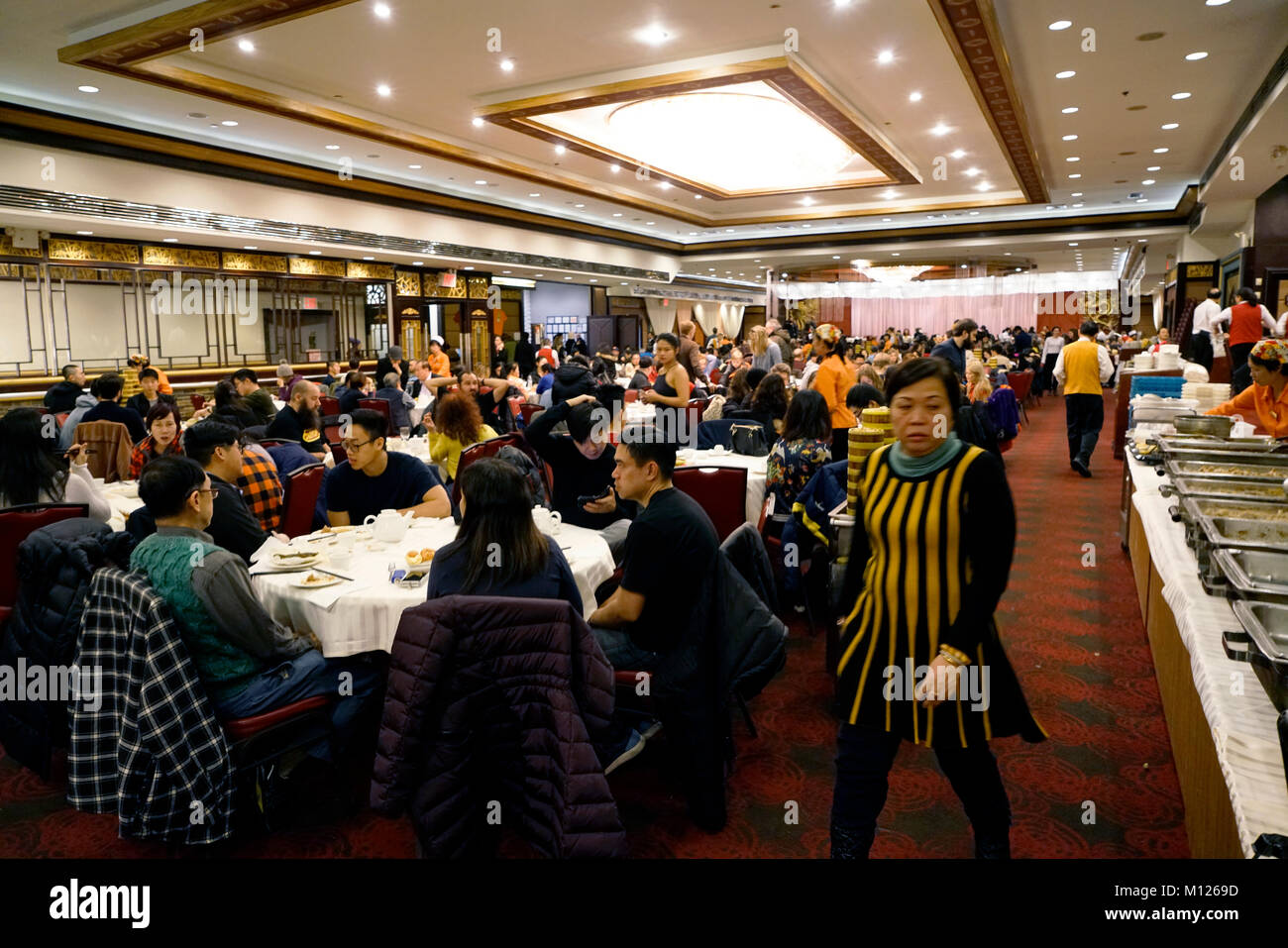 Crowded Restaurant Dinner High Resolution Stock Photography and Images ...