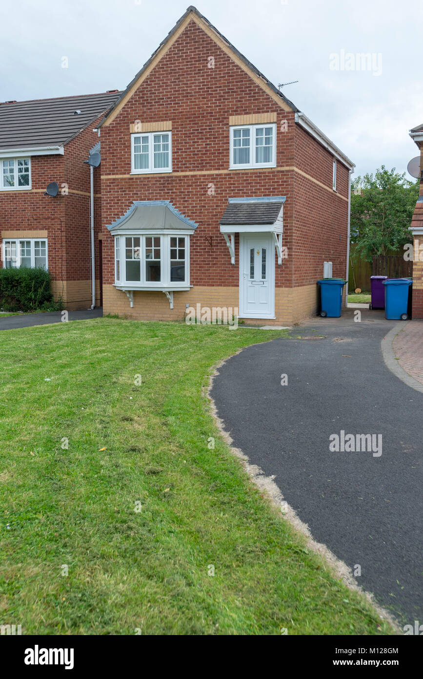 Semi detached house hi-res stock photography and images - Alamy