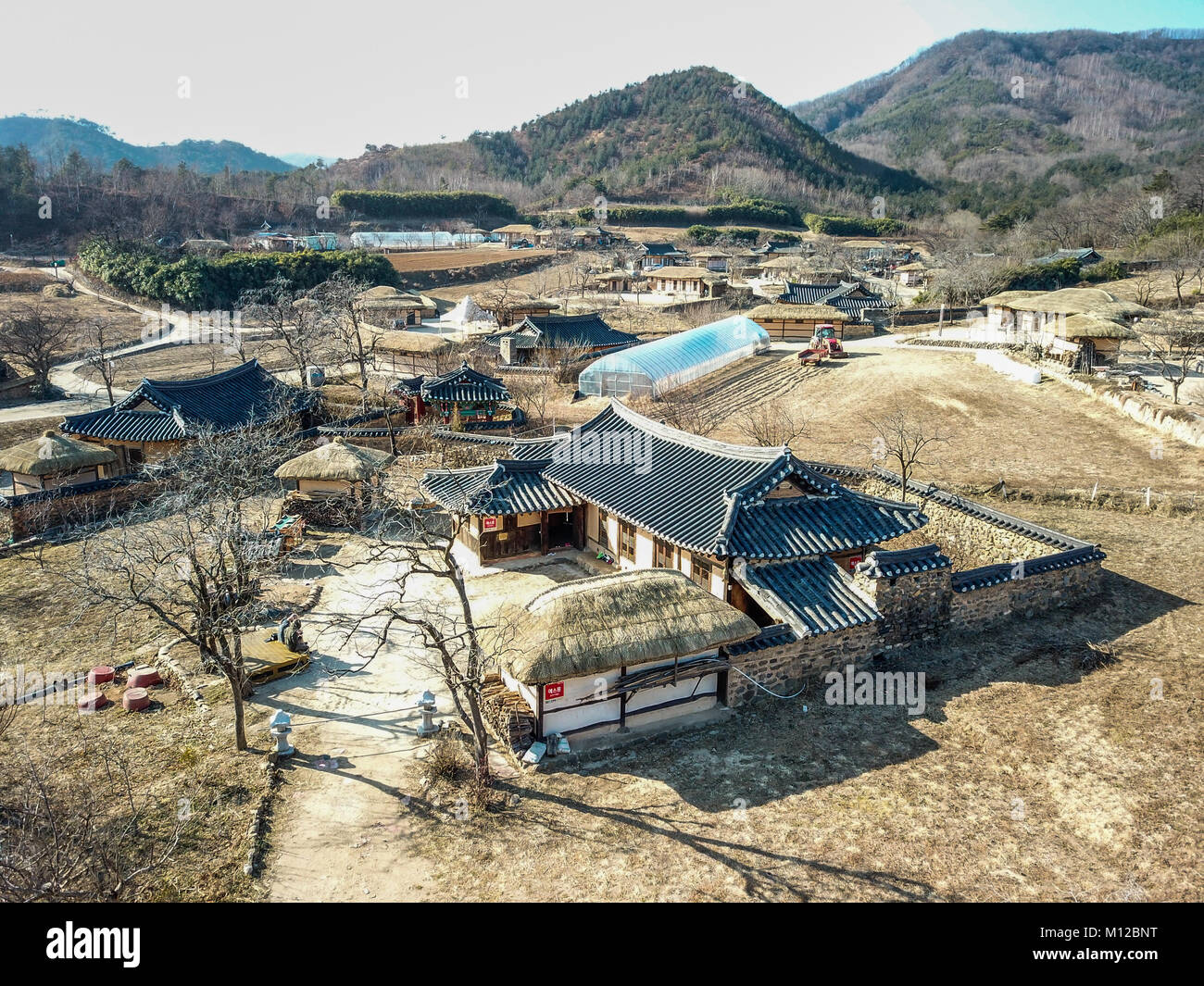 Traditional korean house hi-res stock photography and images - Alamy