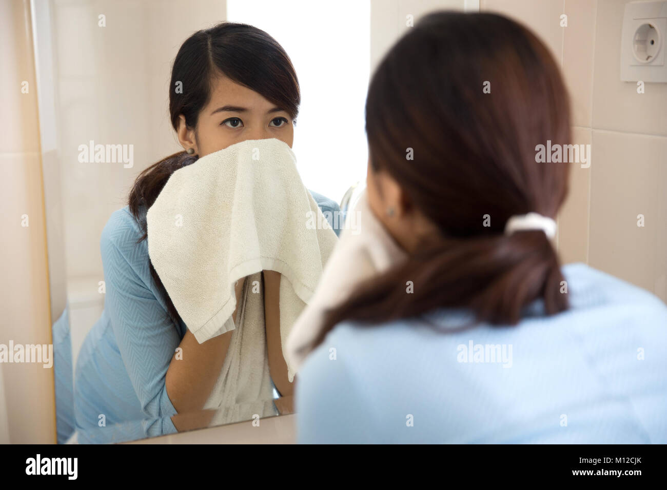 Beautiful asian girl looking mirror hi-res stock photography and images ...