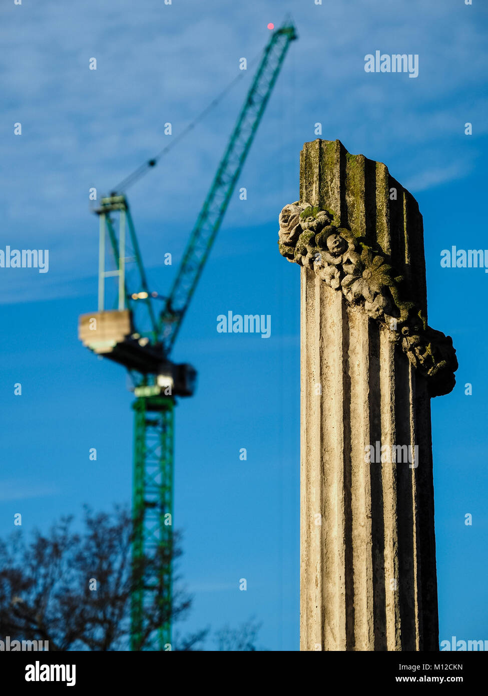 Grave broken column hi-res stock photography and images - Alamy