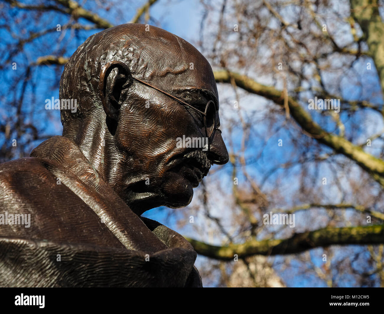 London ghandi statue hi-res stock photography and images - Alamy