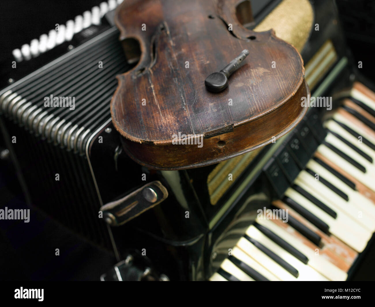 Broken violin hi-res stock photography and images - Alamy