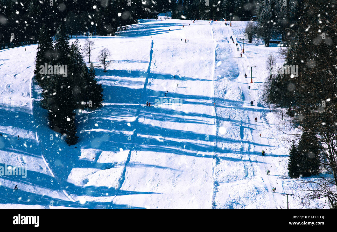 Side snowy mountain slope hi-res stock photography and images - Alamy
