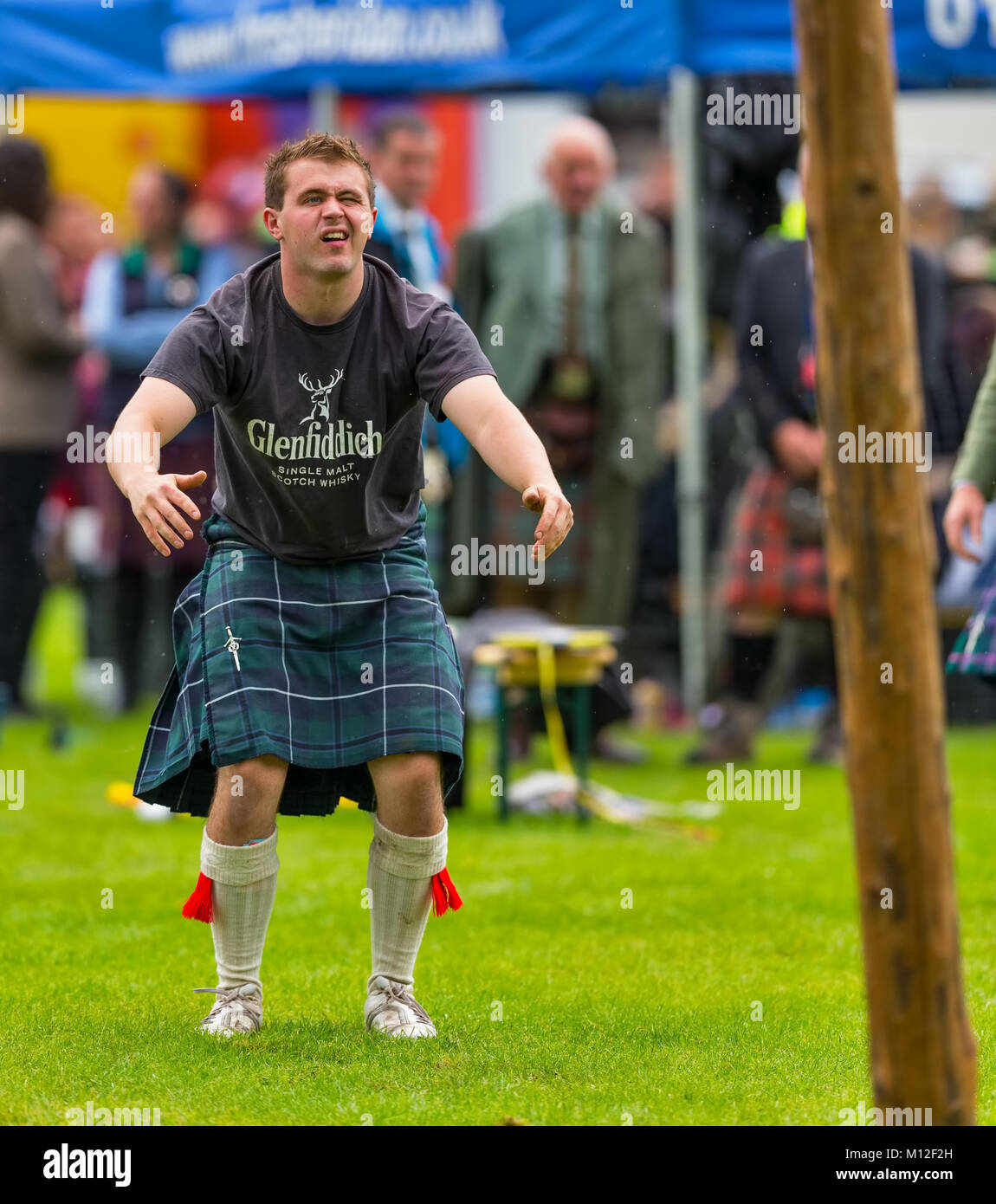 Jamie Dawkins from Aboyne with the Caber Stock Photo - Alamy